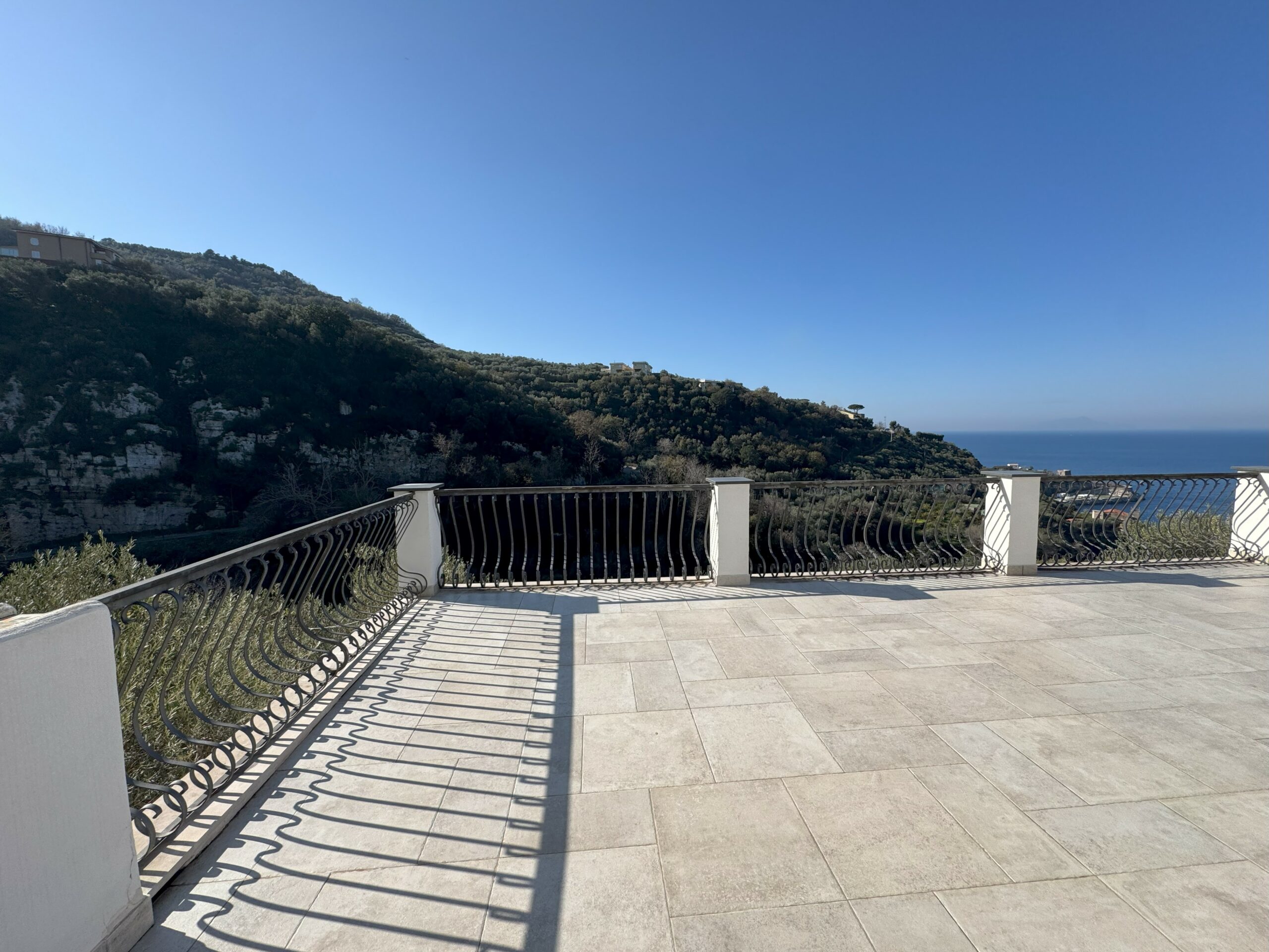 SORRENTO, VIA CAPO, VENDESI VILLA A SCHIERA PANORAMICA CON AMPI SPAZI ...